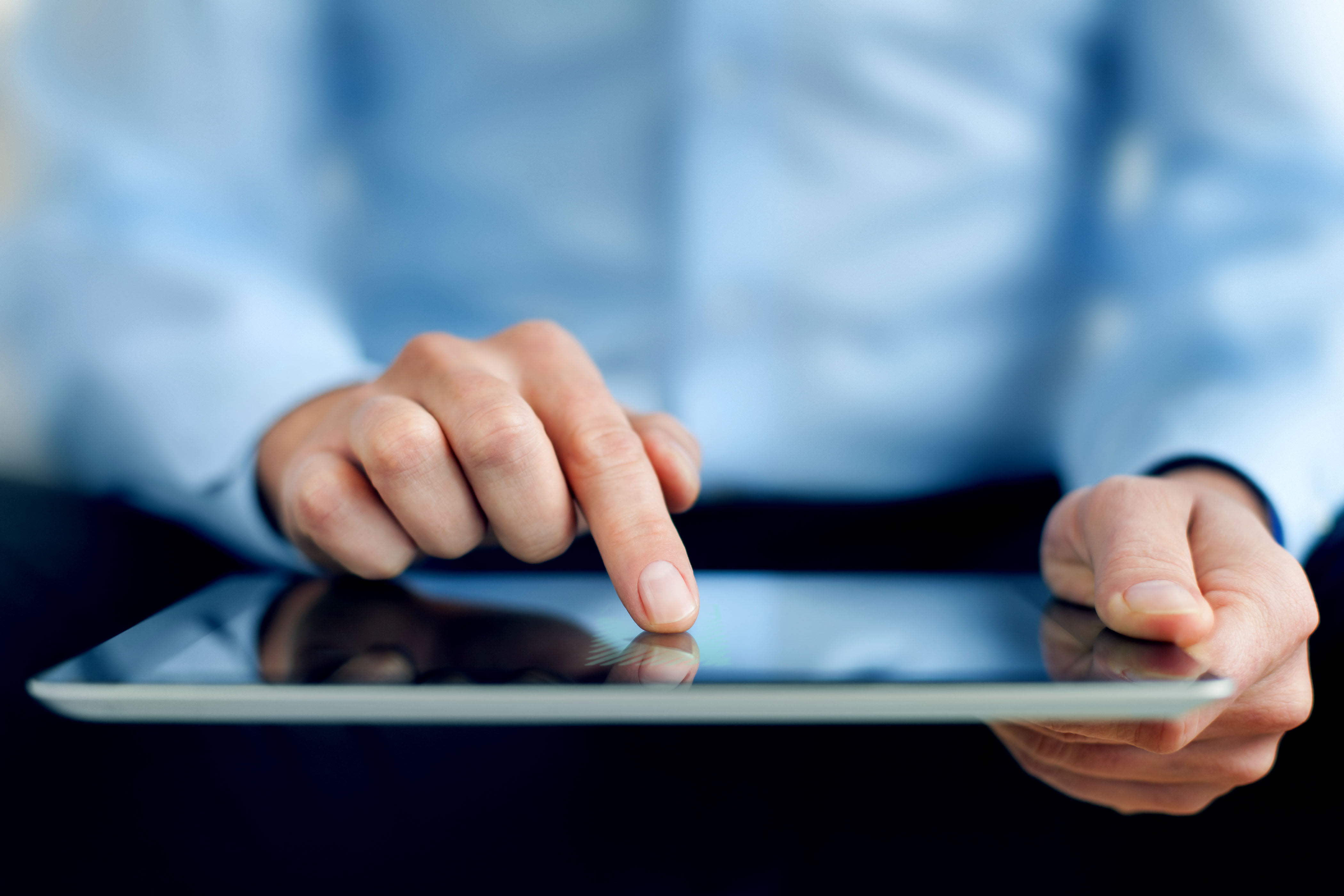 hombre-dedo-tablet-ipad-copy - B!playB!play